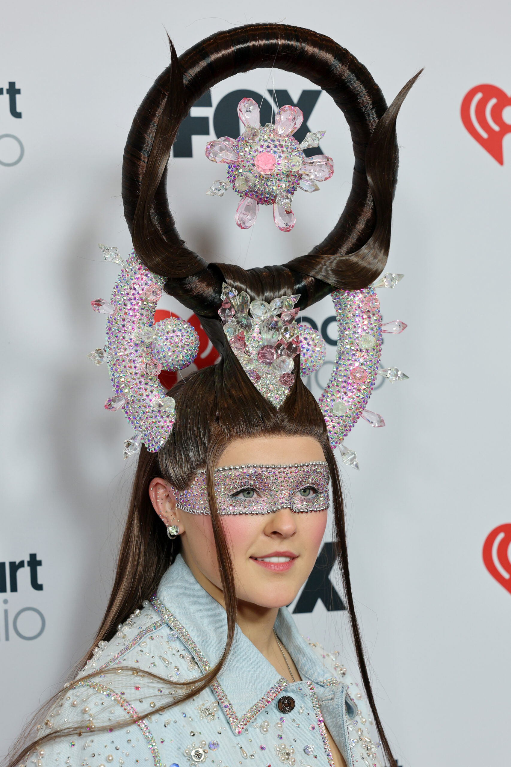 JoJo Siwa’s over-the-top iHeartRadio Music Awards 2025 hair and makeup ...